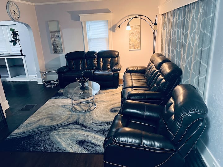 The Cozy Escape, Your Home Away. - Toledo, OH