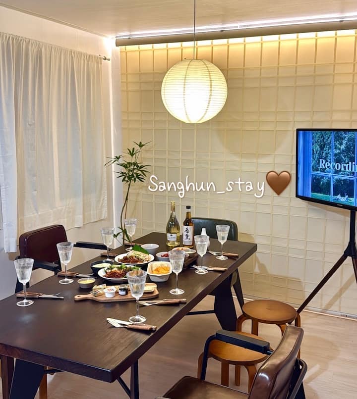 <신규50%>상헌재 / 최대8명 /3룸 / 퀸침대3개 / 밀락더마켓 / 벡스코 / 바다6분 - Busan