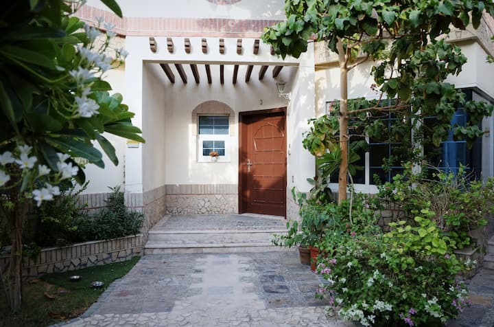 Emirati Living With Local Charm For 6 Guests - Aéroport de Dubaï (DXB)
