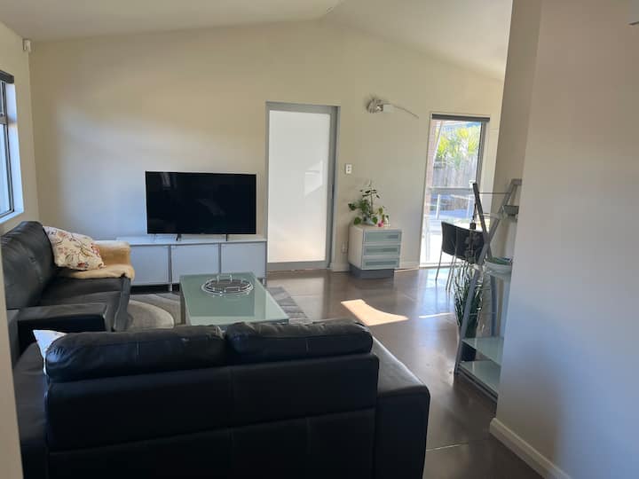 Cosy Home 4 Minutes To The Beach - Waiwera