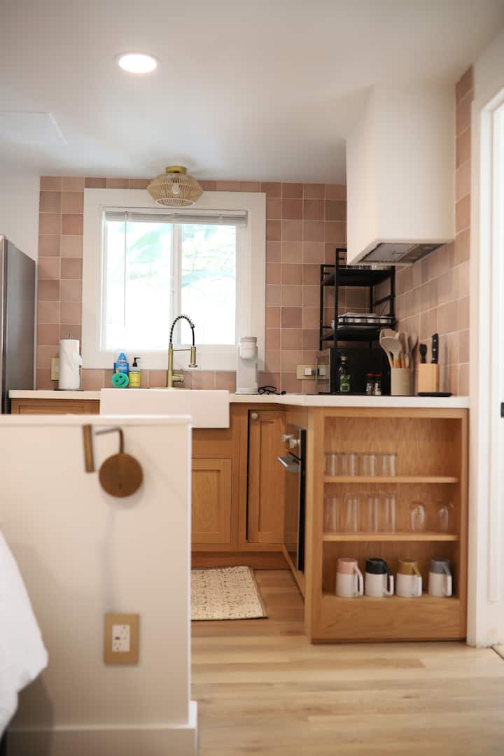 Newly Renovated Modern Studio Block From The Beach - Haleiwa, HI