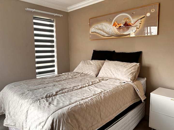3 Bedroom 3 Bathrooms, Safe Home Away From Home. - Johannesburg South