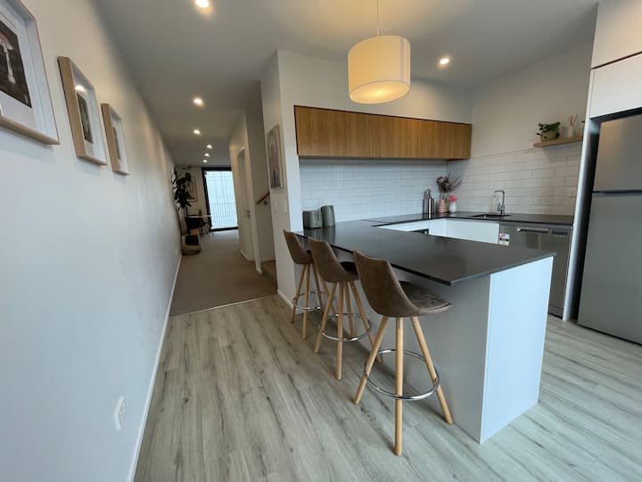 Spacious Modern City Centre Apartment With Carpark - Christchurch