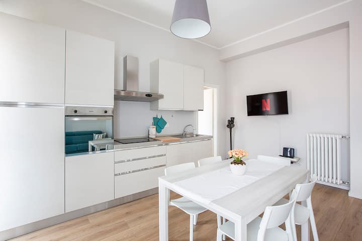 Elegant & Spacious • 50m To Lake • 5 Min To Center - Lecco