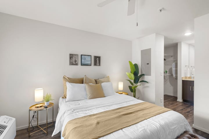 Classic Corner Queen Bd No Stairs Wifi Parking - Overland Park, KS