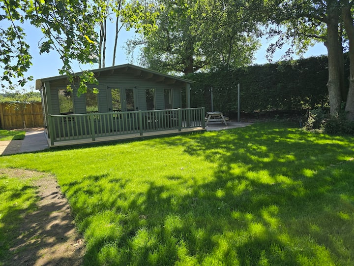 Beautiful Lakeside Lodge With Woodfired Hot Tub - Tarporley