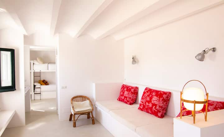 Refugio Frente Isla Cadaqués. - Cadaqués