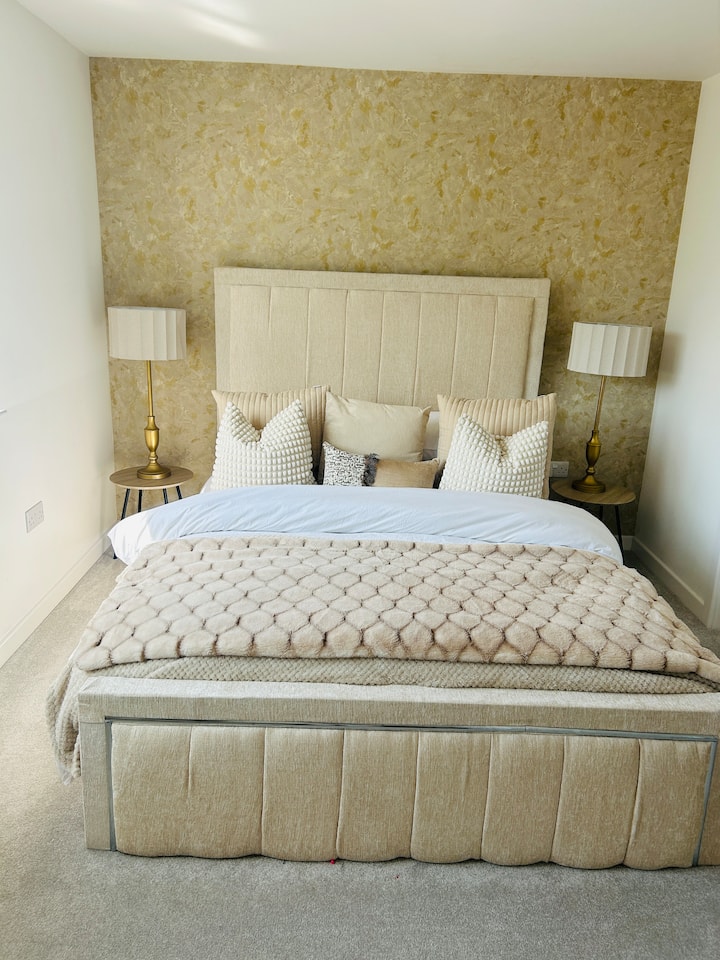 1 King Size Bedroom With Your Bathroom. - Kirkcaldy