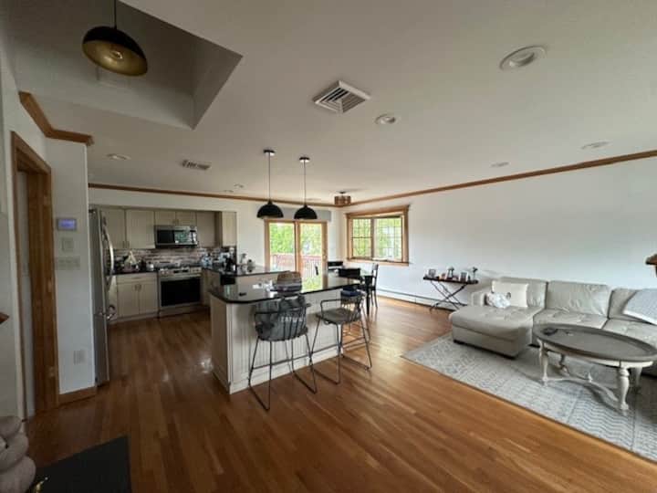 Treehouse In Plainview, Clean!
Close To Ryder Cup - Westbury, NY