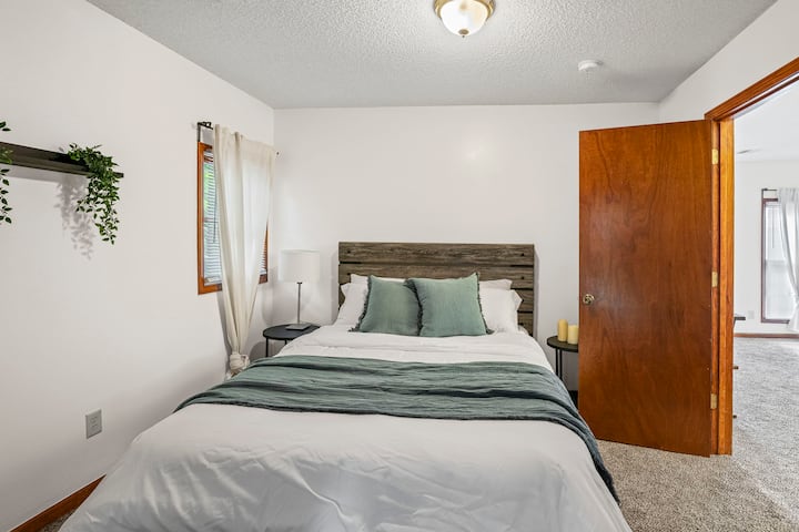 Leaf And Loft | Tranquil W/ Deck & Large Yard Wifi - Olathe, KS