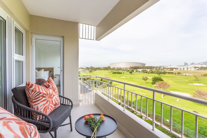 Modern 2br W/ Stunning Views + Golf + Free Parking - كيب تاون