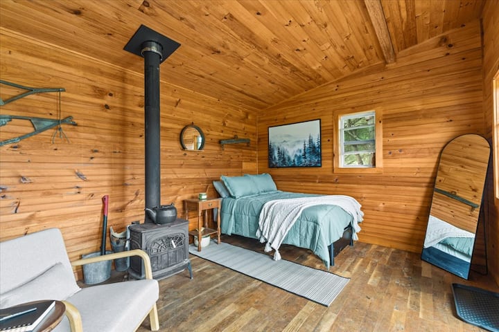 King's Cabin - An Off-grid Stay - Vermont