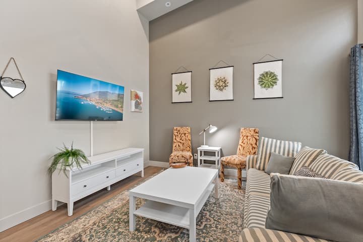 Modern • King Suite + Patio Retreat | 2br - Fort Collins, CO