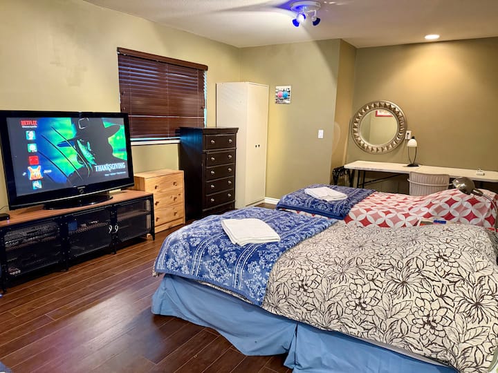 Private Large Four Person Room - Surrey