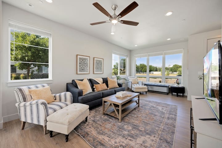 Spacious Townhome • Walkable + Scenic Views - Fort Collins, CO