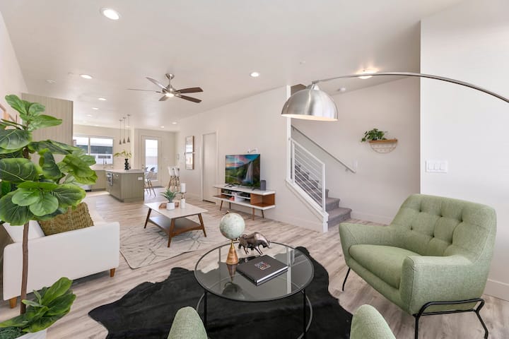 Walk To Old Town | Modern Escape - Warren Lake, CO