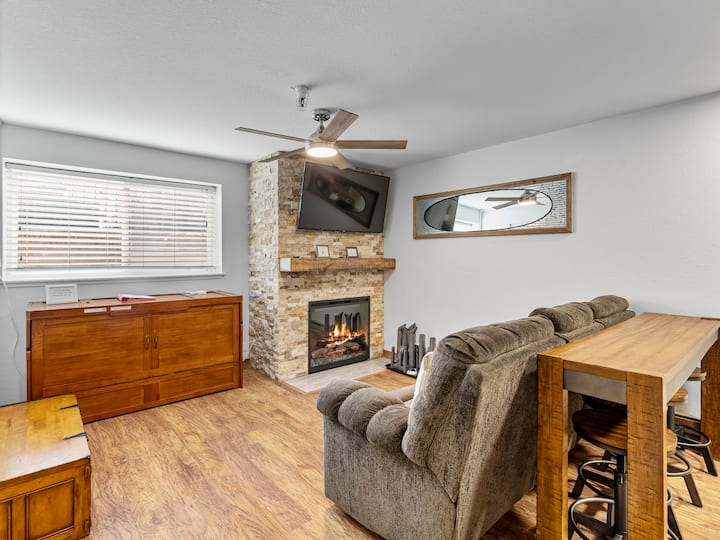 2- Hot Tub, Pool, Bus Stops, Parking, Restaurants! - Park City, UT