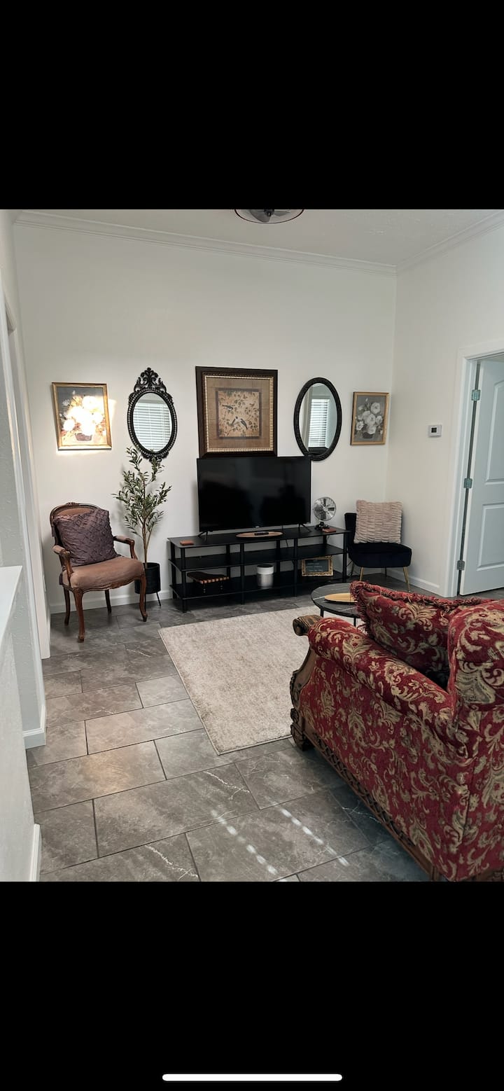 Elegant Ruby Private Patio - Joplin, MO