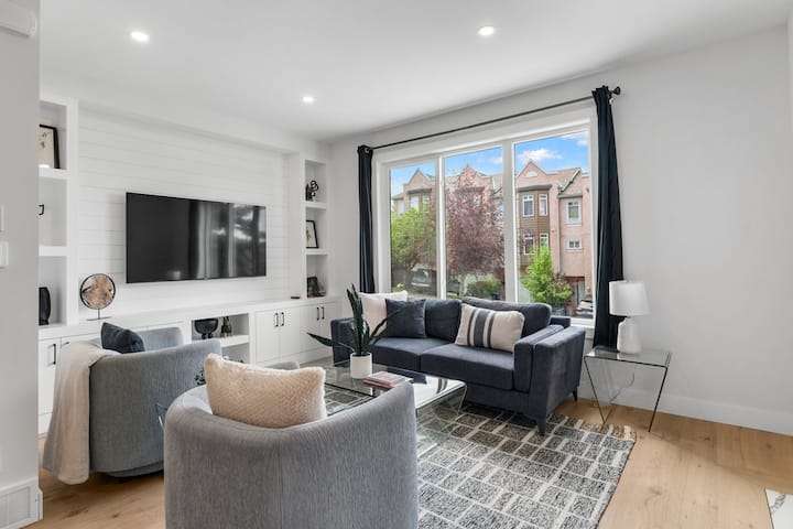 Luxury 3br Home W/foosball, Queen Beds And Garage - Calgary