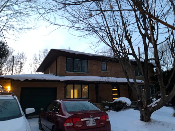 Room In A Spacious House Close To Amenities - Sherbrooke