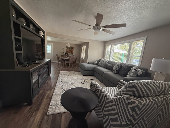 Emerald & Ivory Cottage - Waynesville, MO