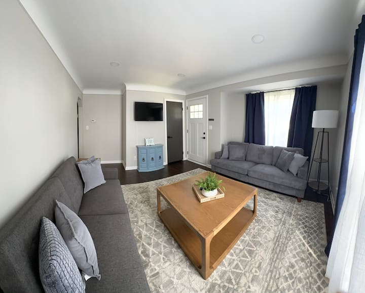 4 Min Walk To D-town Royal Oak 3 Bedroom House - Detroit Zoo, Royal Oak