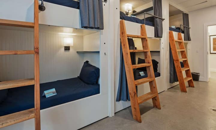 Group Dorm Near The Beach At Ith Surf Hostel - Santa Barbara, CA