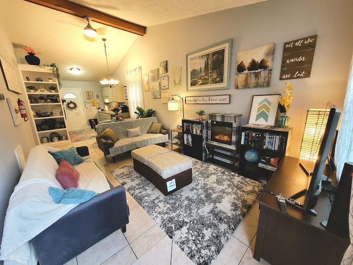 Cozy And Bright Retreat Near Raleigh Hotspots - Raleigh, NC
