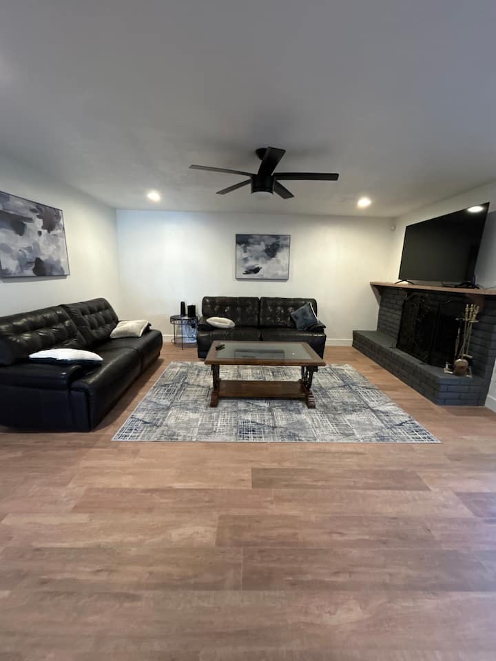 Modern-chic 4br Getaway — Space, Style & Charm! - Dallas, TX