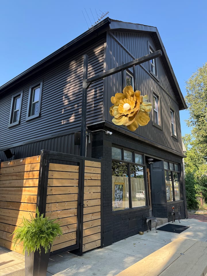 Flower On Freeman Front Studio - Cleveland