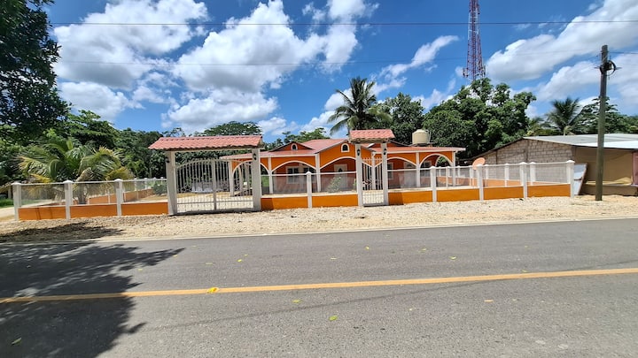 Bonita Y Amplia Casa - Petén