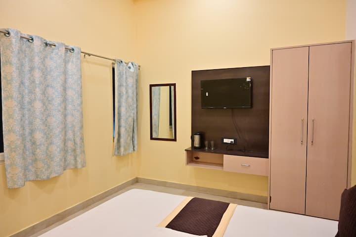 Hotel Siddhivinayak I 3 Rooms I Kashi Vishwanath - Varanasi