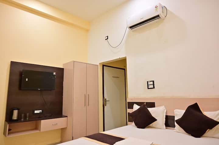 Hotel Siddhivinayak I 4 Rooms I Kashi Vishwanath - Varanasi