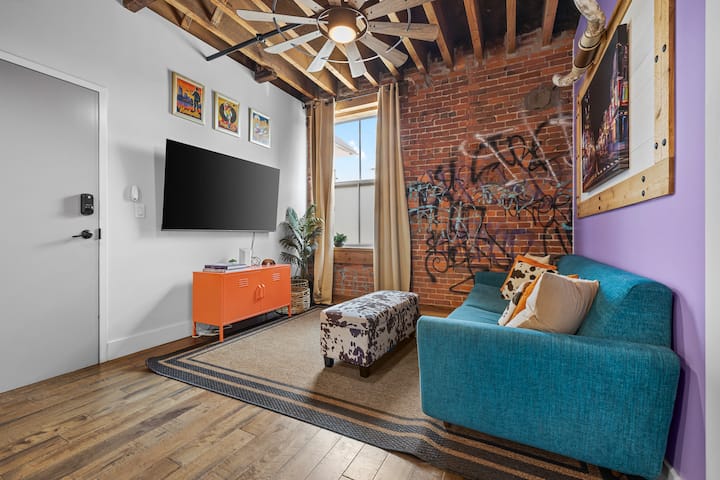 2mi->broadway | Pool | Speakeasy Historic 1br Flat - Nashville, TN