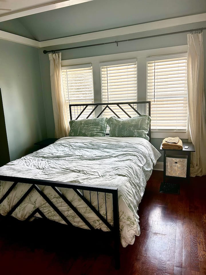 The Sunflower Bungalow Rooma For Women - Lansing, MI