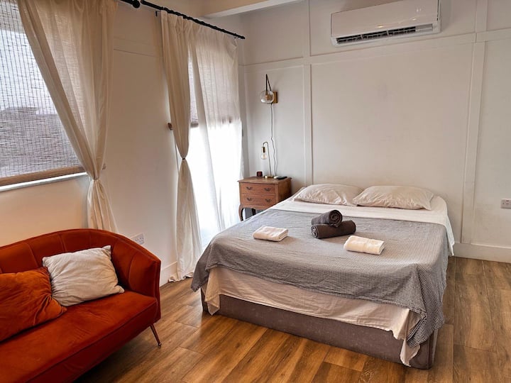 Charming Top Floor Getaway - Malta