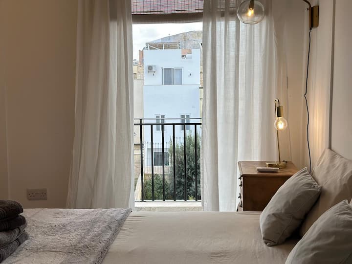 Bright Hamrun Balcony Apartment - Malta