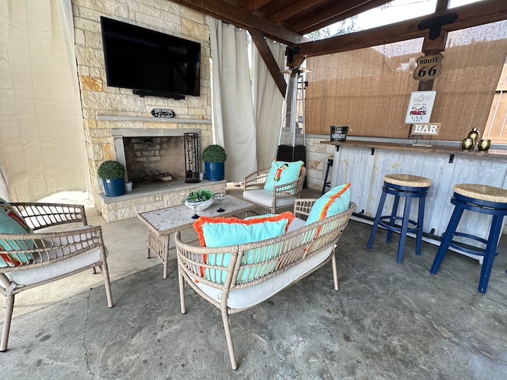 Game-day Ready! Walk To At&t | Bar & Fireplace - Arlington, TX