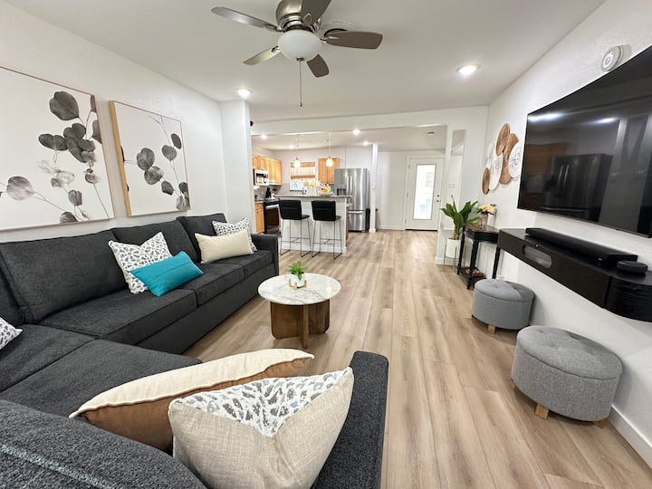 Walk To At&t • Backyard Fireplace & Games - Arlington, TX