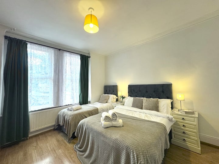 2 Bedroom Flat Tooting Broadway - Surbiton