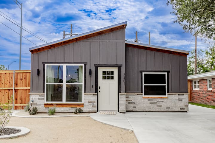 Thetarryhouse
Theatre•sauna•
Puttinggreen Near Ttu - Lubbock, TX