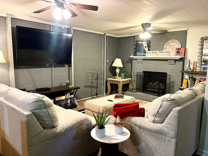 Charming Basement Rustic Escape - 린치버그