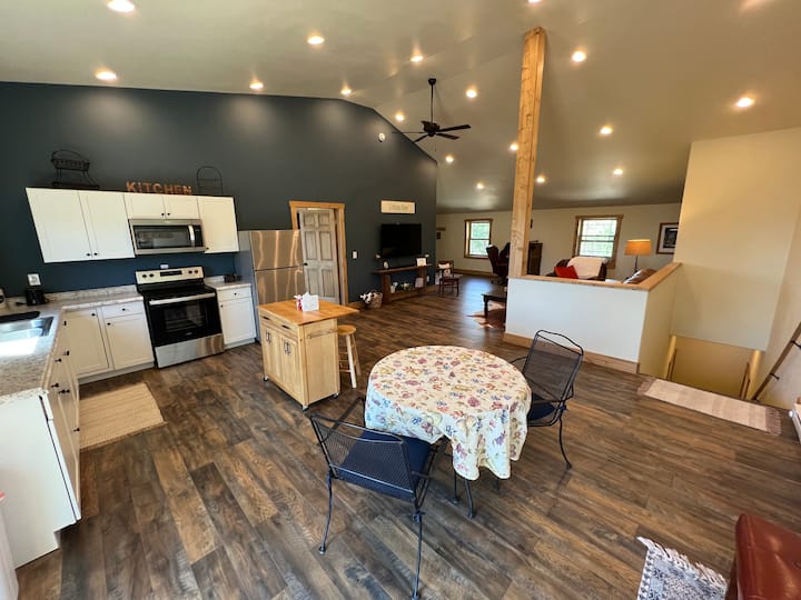 North Hills Hideaway - Black Sandy State Park, Helena