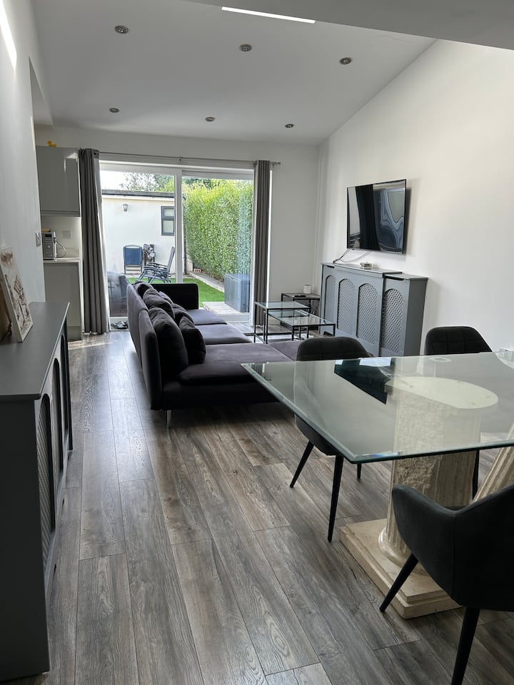 Spacious Bright Modern Flat With Private Garden - Brentford