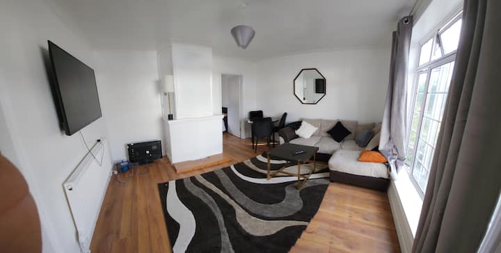 Luton Airport 5mins.hottub/refurbished House. - Luton