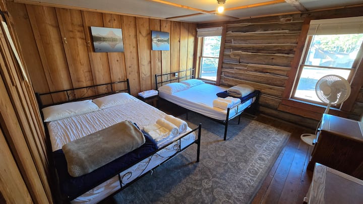 Brownies Rustic Hostel Room 2 Full Size Beds - Montana