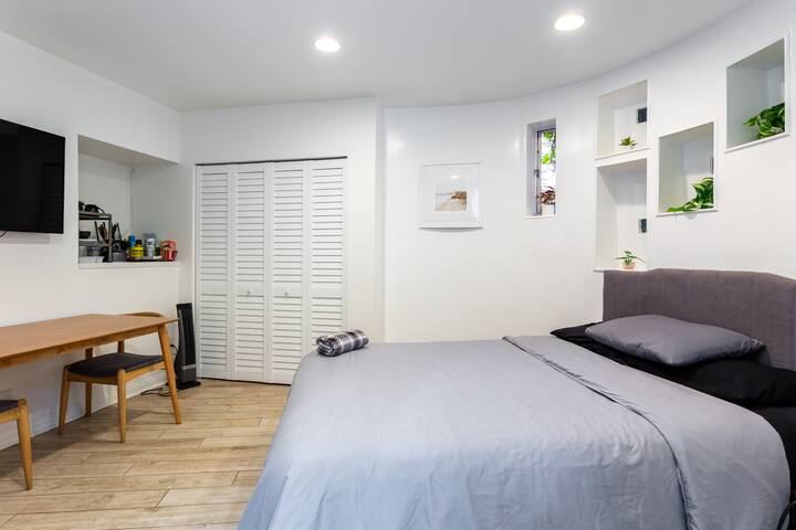 Charming Studio W/pool & Gardens - Los Angeles, CA