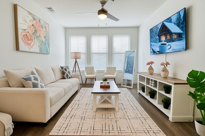 Modern Big King Bed Pool Gym Near Mayo Town Center - Jacksonville, FL