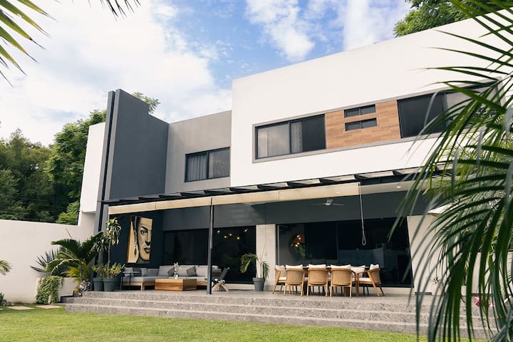 Casa Moderna De Lujo • Diseño • Alberca Y A/c - Cuernavaca