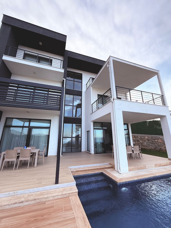 Manzaralı Sıcak Havuzlu Lüks Villa - Sapanca